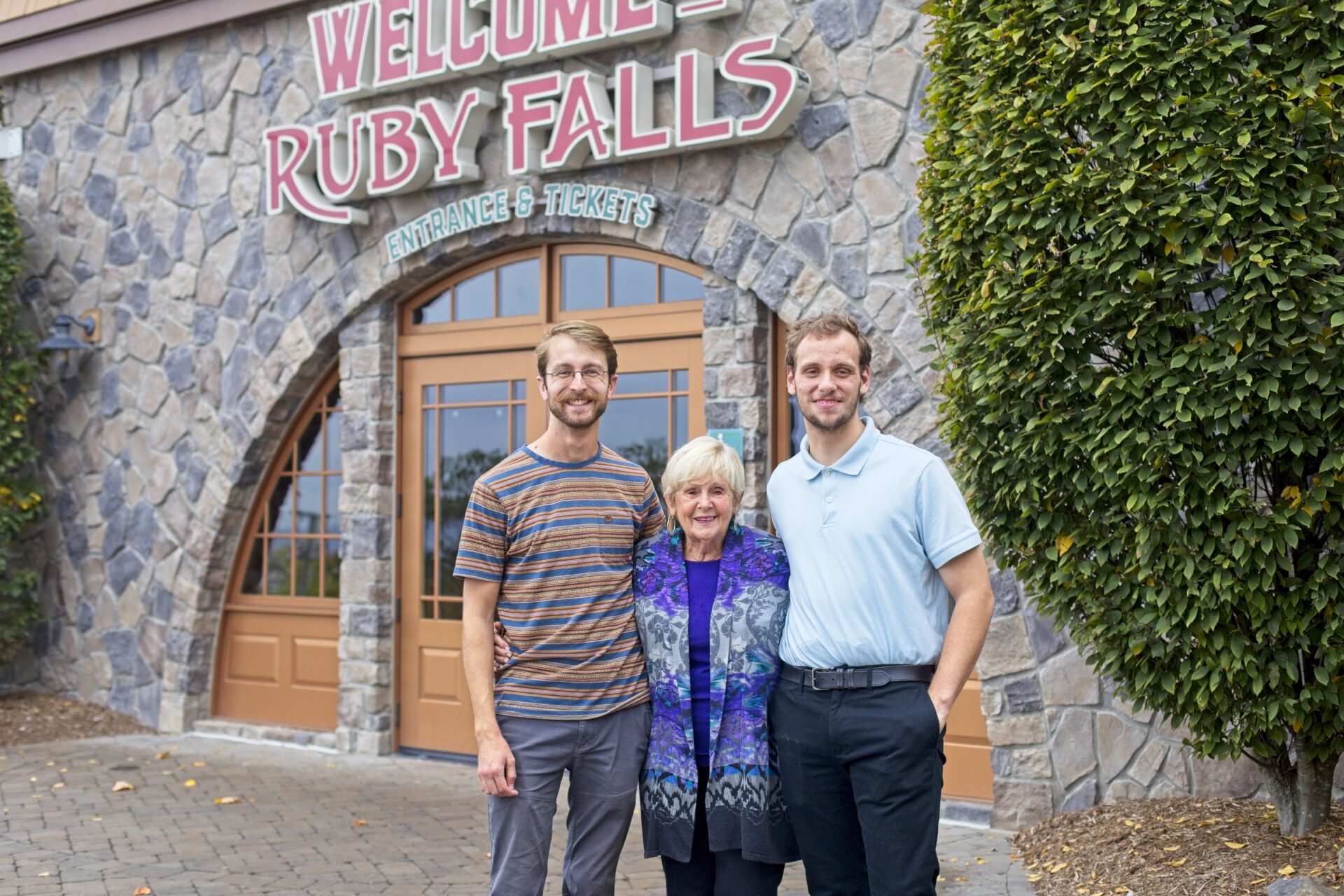 Ruby Falls zeichnet außergewöhnliche Teammitglieder mit Steiner-Stipendium aus - Ruby Falls